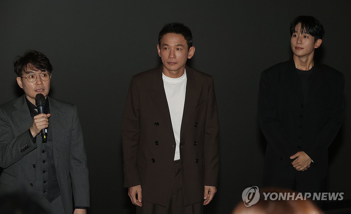 시사회 앞서 인사말하는 류승완 감독 연합뉴스