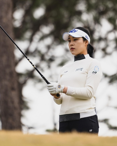 (LEAD) KLPGA star Yoon Ina poised for LPGA card after bogey-free round at qualifying tournament ...