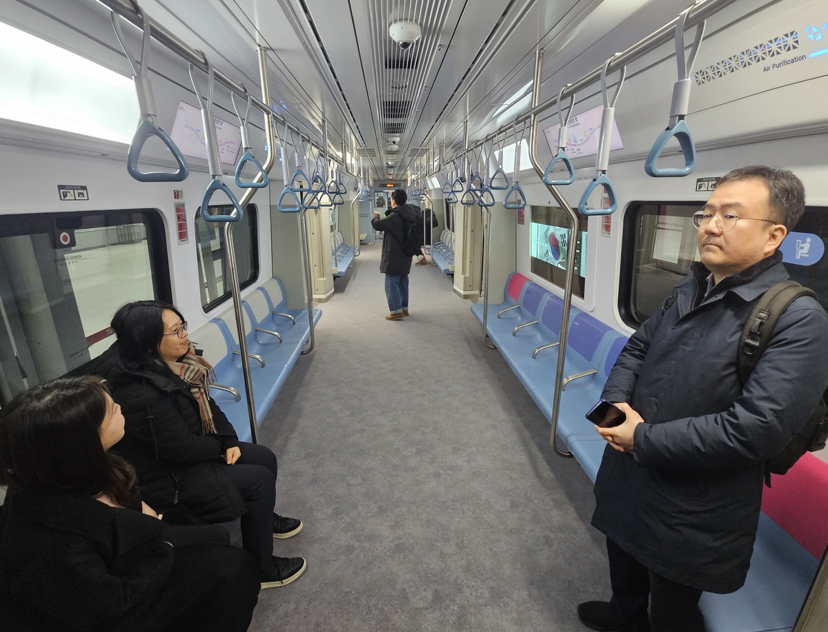 [르포] 서울역서 탄 GTX-A, 22분만에 파주 도착…지하 50m서 쾌속질주 | 연합뉴스