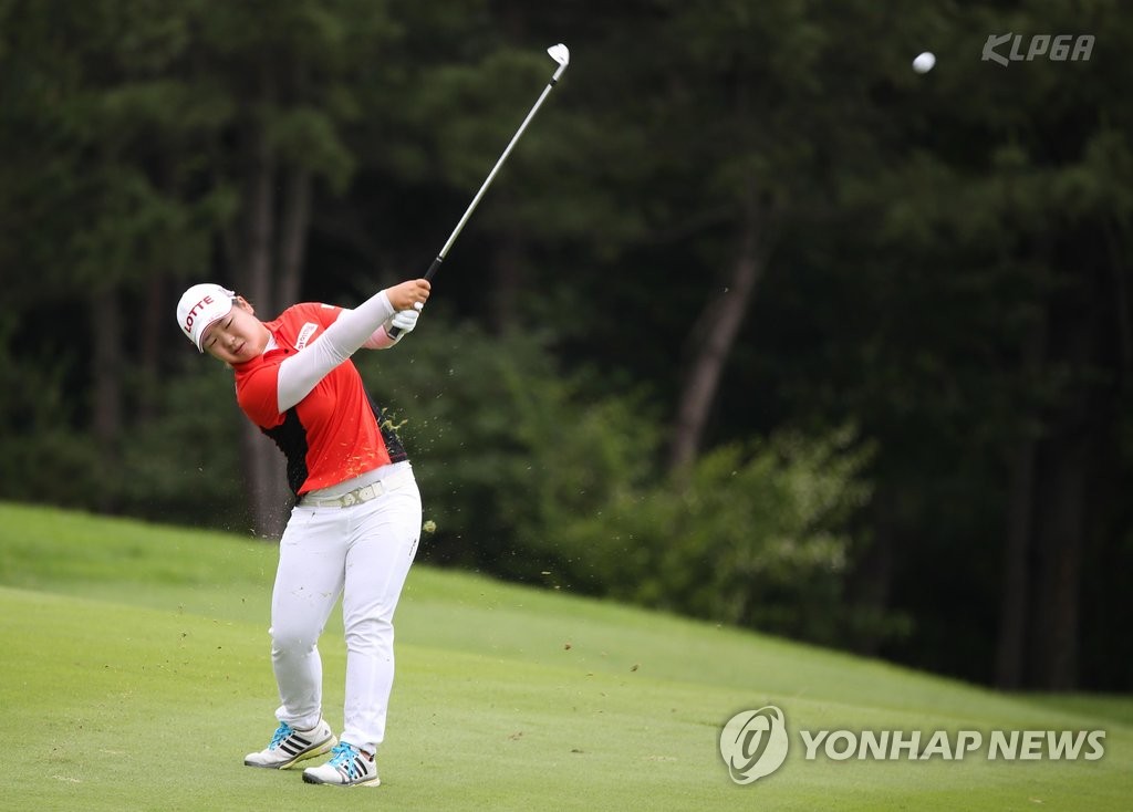 세컨샷 날리는 하민송 | 연합뉴스