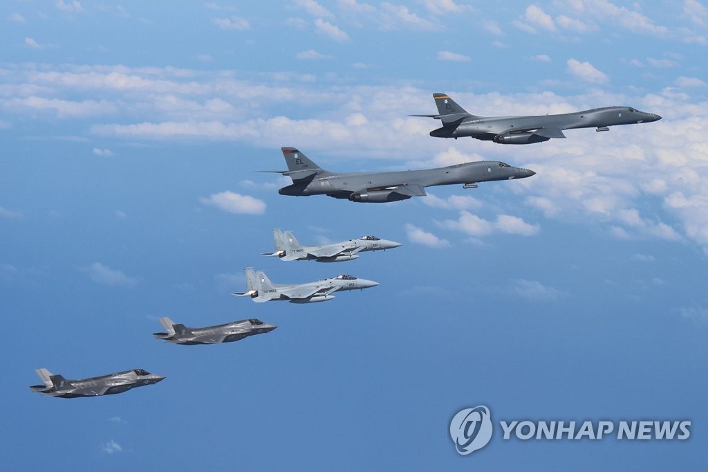 한반도 출격 위해 일본 상공 통과하는 미 F-35B 스텔스기와 B-1B 전략폭격기 | 연합뉴스