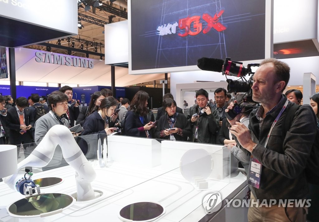 북적이는 'MWC19' SKT 부스 | 연합뉴스