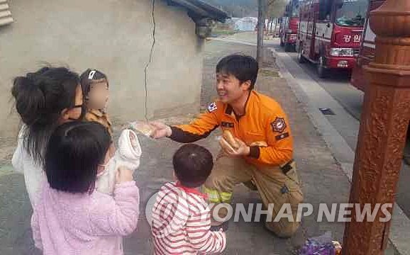 "소방관 아저씨, 과자 드시고 힘내세요" | 연합뉴스