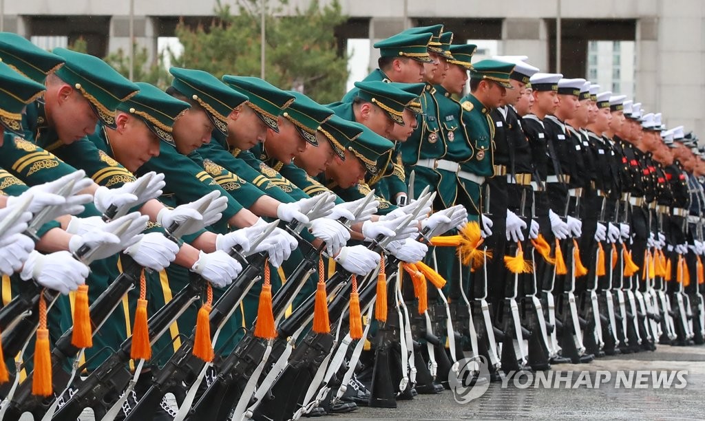 의장대, 정갈하게 치는 파도처럼 | 연합뉴스