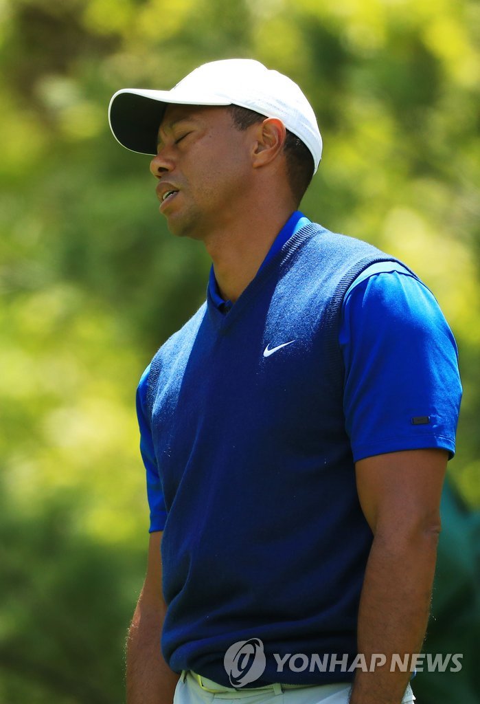 낙담한 표정의 우즈…PGA 챔피언십 1R 50위권 | 연합뉴스