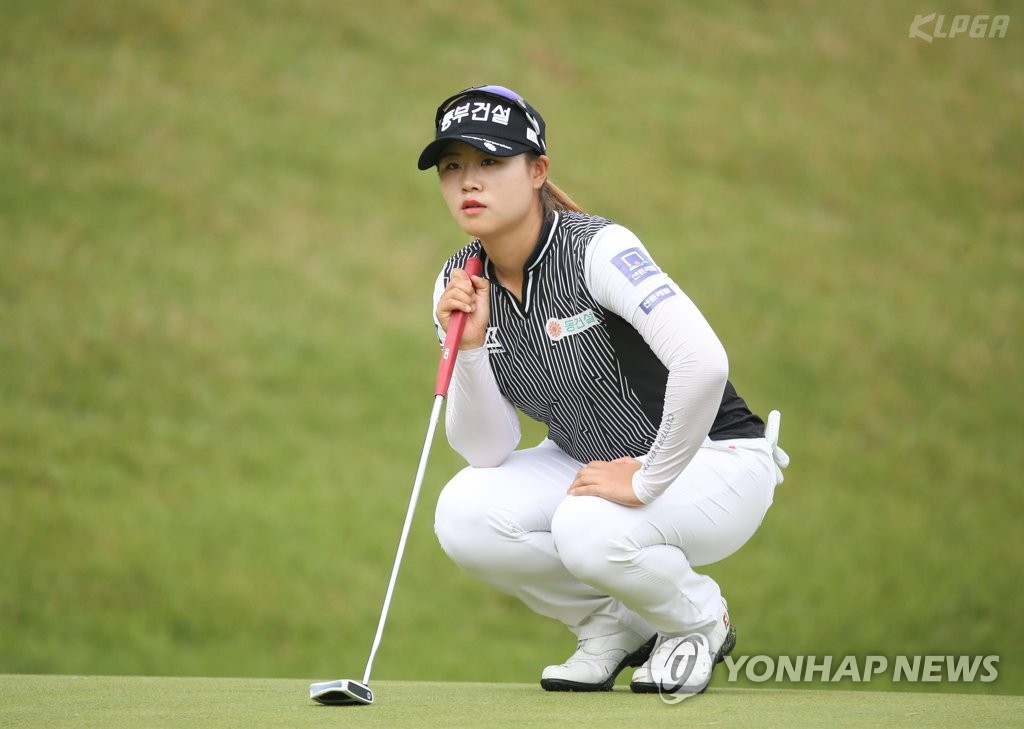 1번홀 그린 살피는 조은혜 | 연합뉴스