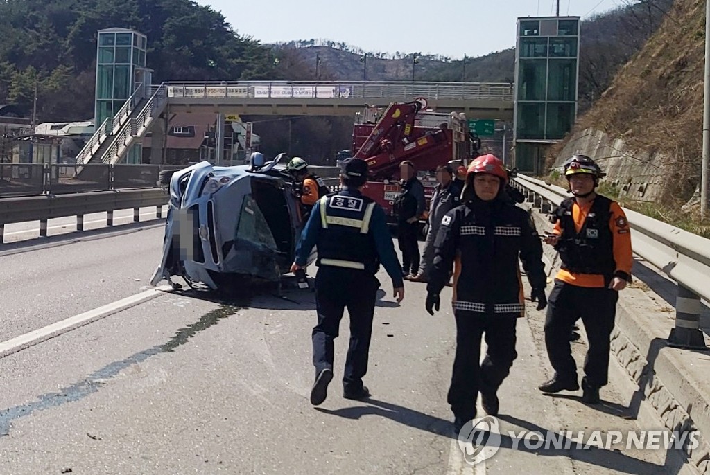 영월서 승용차 가드레일 충돌 후 전도 연합뉴스