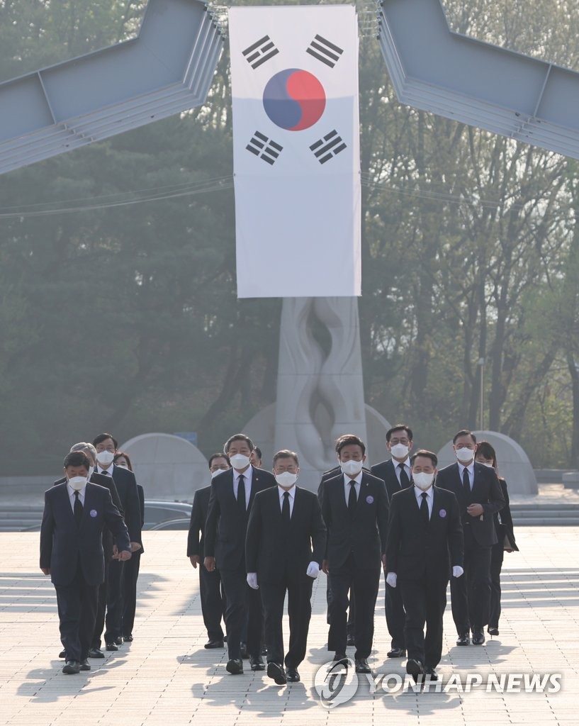 4 19민주묘지 참배하는 문대통령 연합뉴스