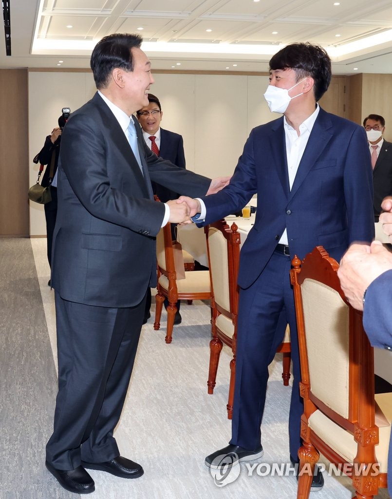 이준석 대표와 악수하는 윤석열 대통령 연합뉴스