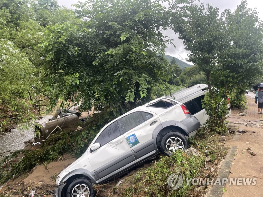 도로 밖으로 미끄러진 차량 연합뉴스