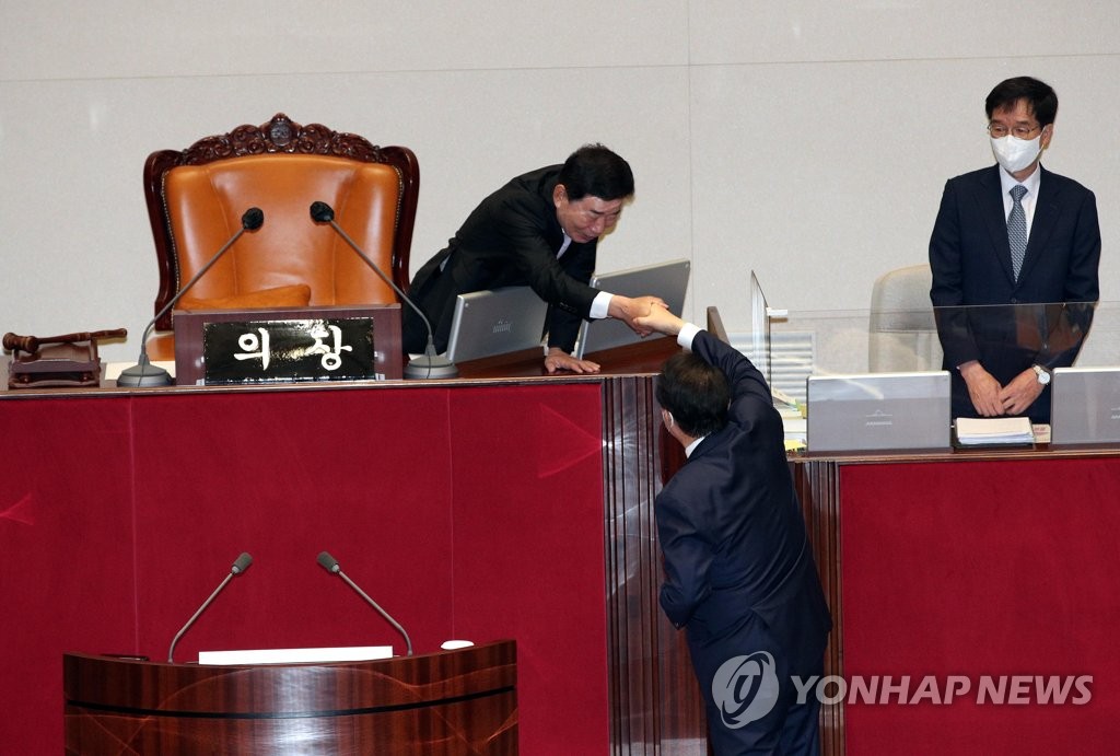김진표 국회의장과 악수하는 윤석열 대통령 연합뉴스