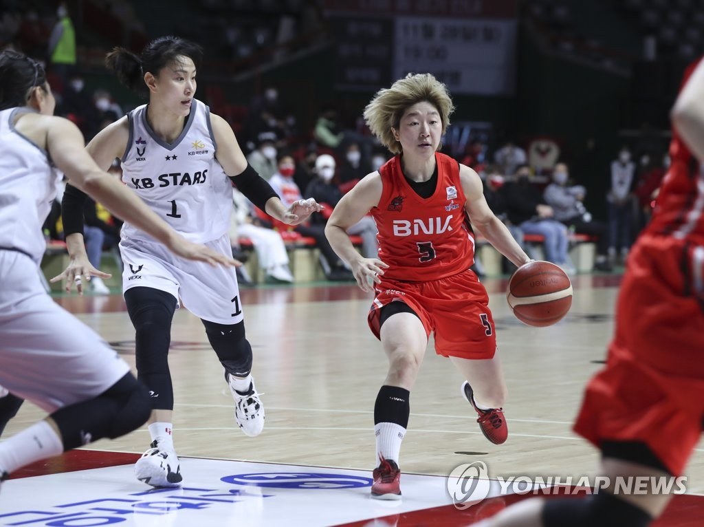 Basketball: Busan BNK Sum vs. KB Stars | Yonhap News Agency
