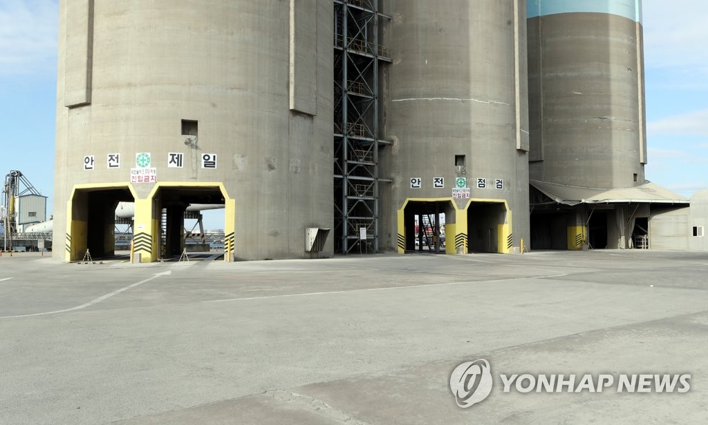 화물연대 파업 여파텅 빈 시멘트 저장소 입구 연합뉴스