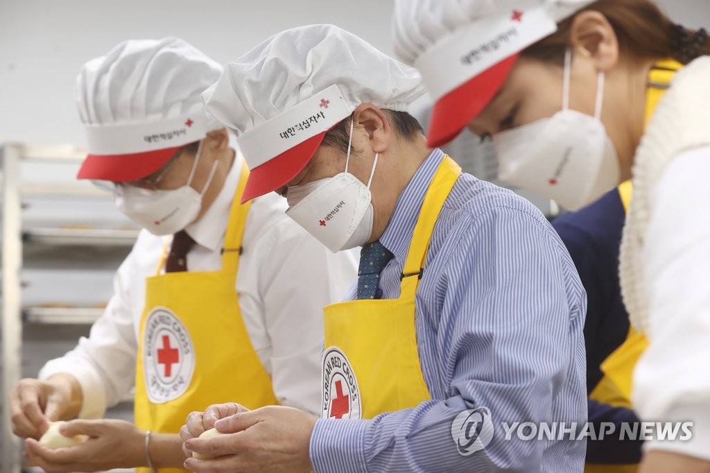 제빵 봉사활동하는 신희영 회장 연합뉴스