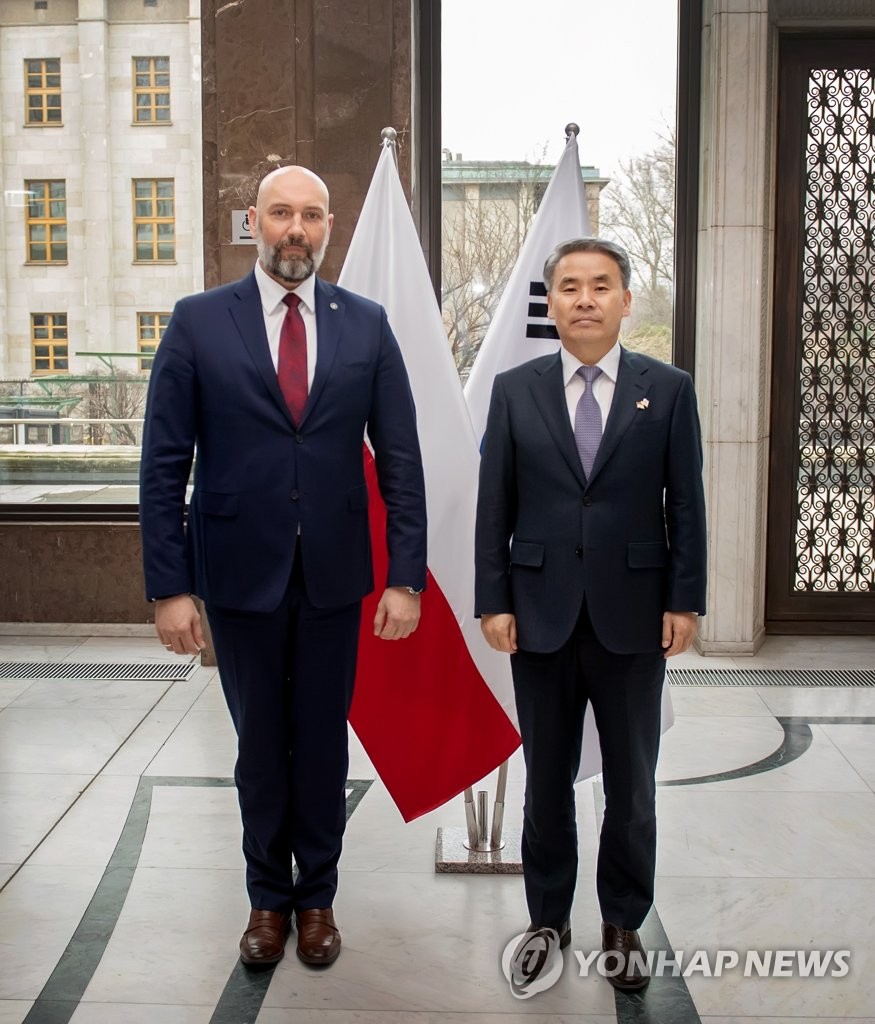 Defense chief visits Polish arms maker | Yonhap News Agency