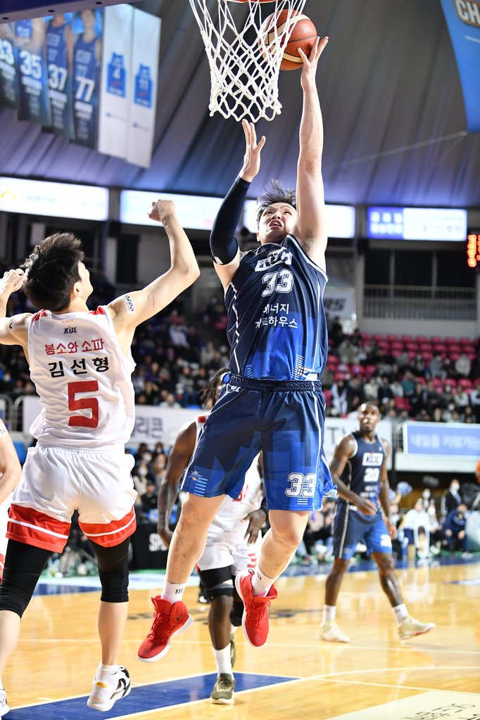 이승현 16점…프로농구 KCC, SK 꺾고 4연패 마감 | 연합뉴스