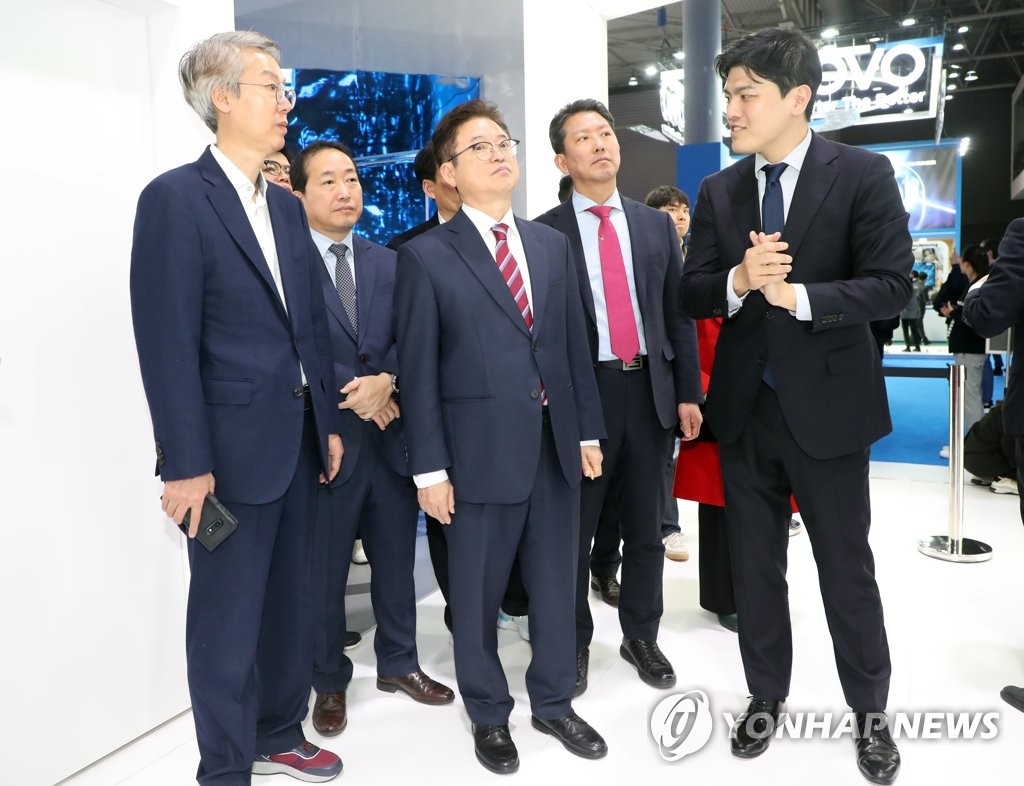 'MWC 2023' KT 전시관 찾은 이철우 경북지사 | 연합뉴스