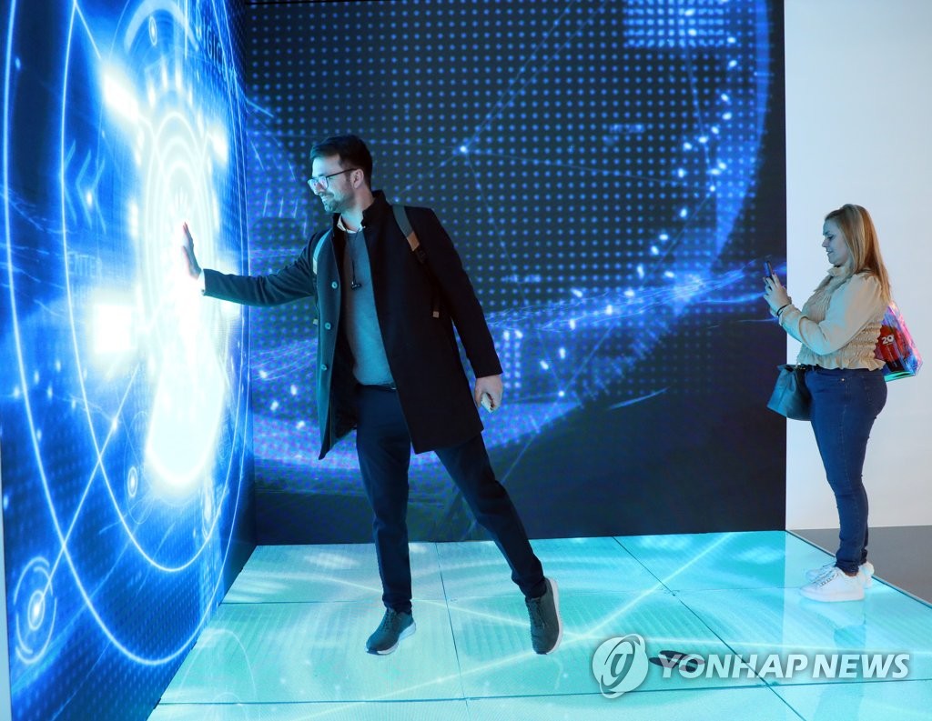 'MWC 2023' KT 부스 둘러보는 관람객 | 연합뉴스