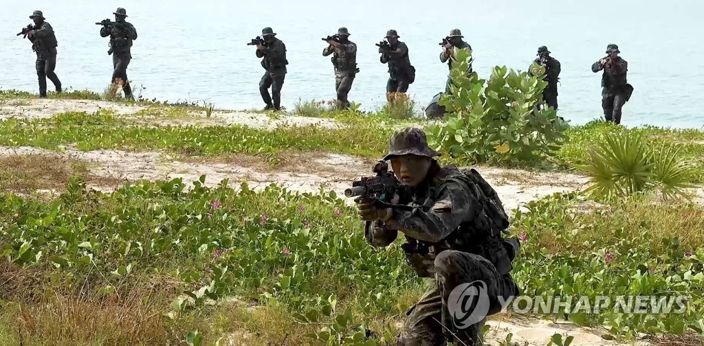해안에 상륙한 해병대…2023 코브라골드 연합훈련 연합뉴스