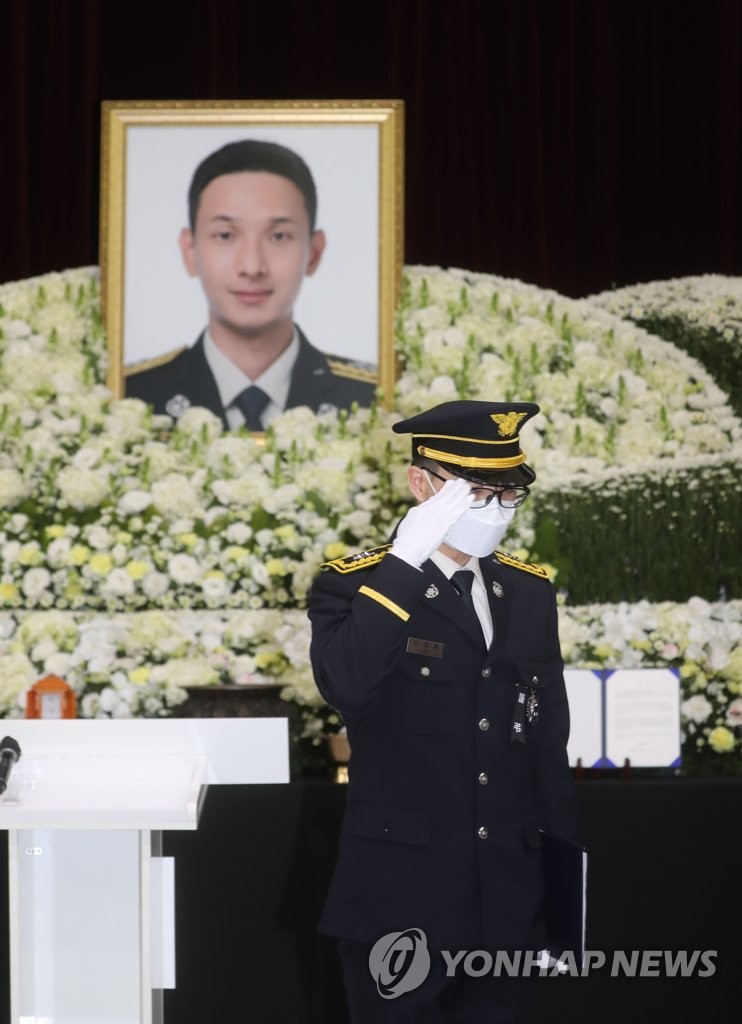 동기 소방관의 경례 | 연합뉴스