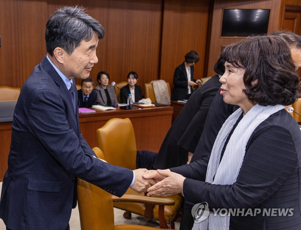 제1차 영유아교육·보육통합 추진위원회 입장하는 이주호 부총리 연합뉴스