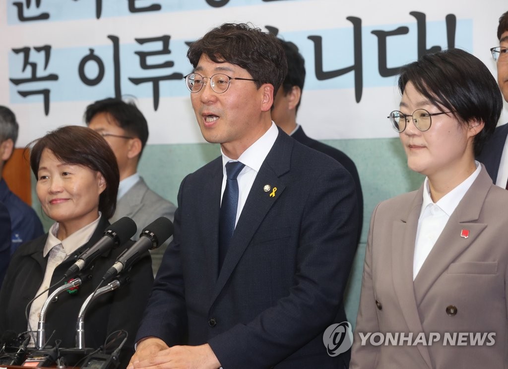 감사 인사하는 강성희 의원 연합뉴스