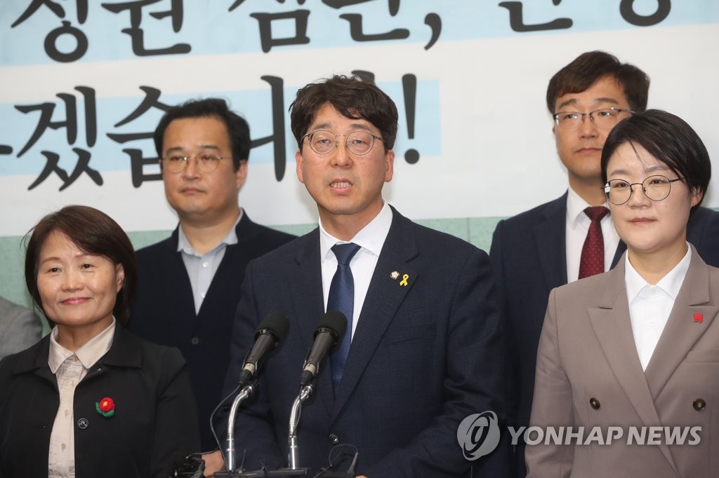 감사 인사하는 강성희 의원 연합뉴스
