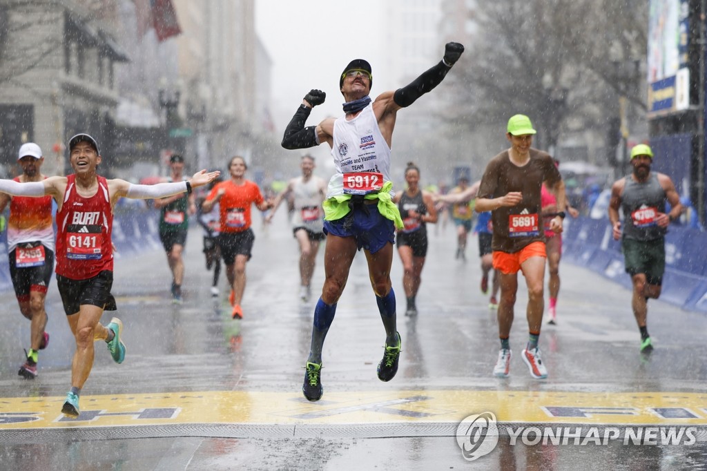 '드디어 완주!'…미국 제127회 보스턴 마라톤 | 연합뉴스
