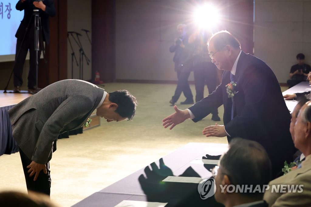 깍듯한 인사 연합뉴스