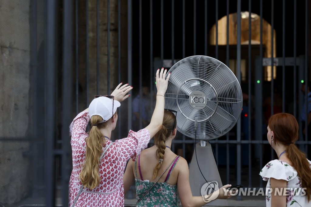 伊 콜로세움 밖 냉각수 맞으며 더위 식히는 관광객들 연합뉴스