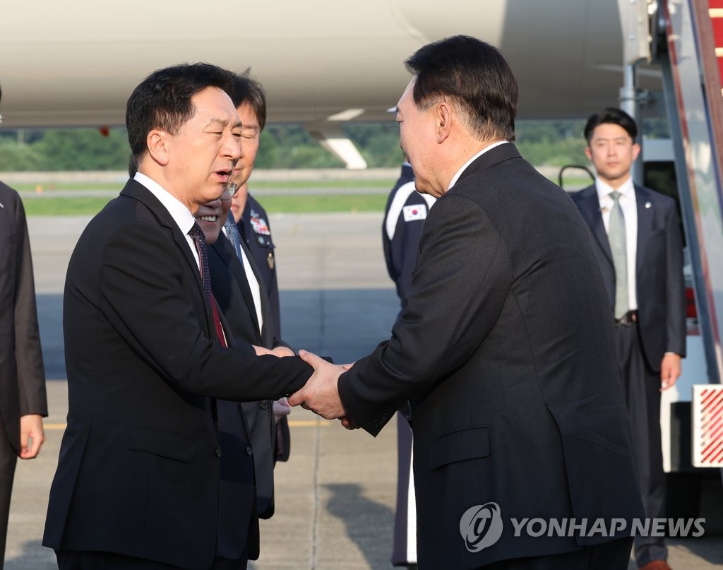 윤석열 대통령 환송 나온 김기현 국민의힘 대표 | 연합뉴스