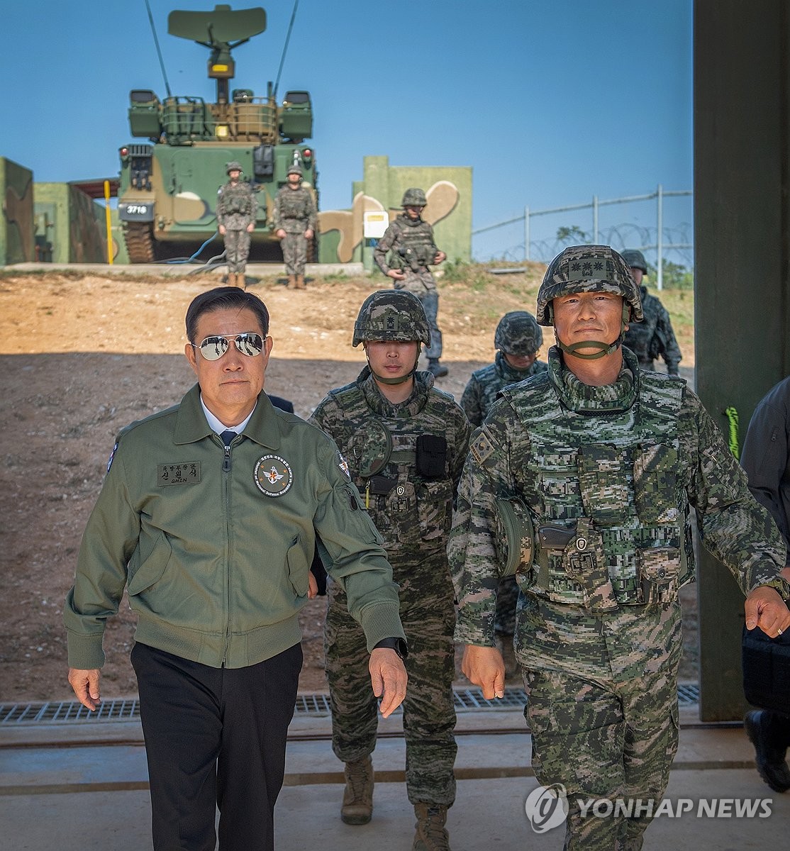 Defense chief visits border island | Yonhap News Agency