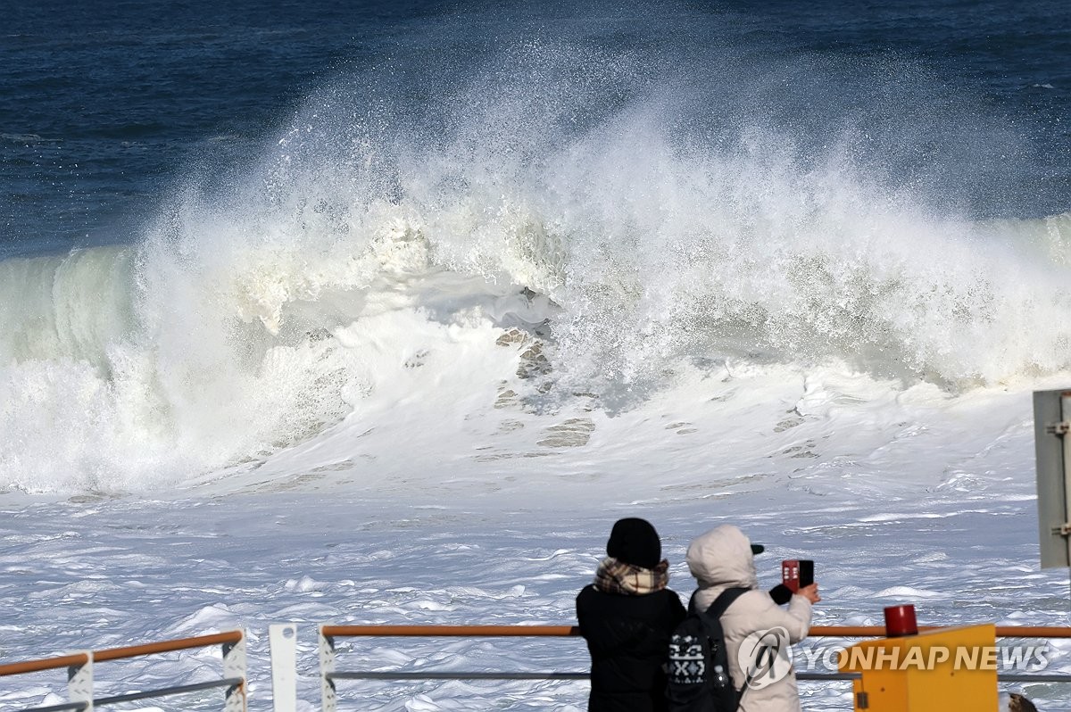 荒れる冬の海 | 聯合ニュース