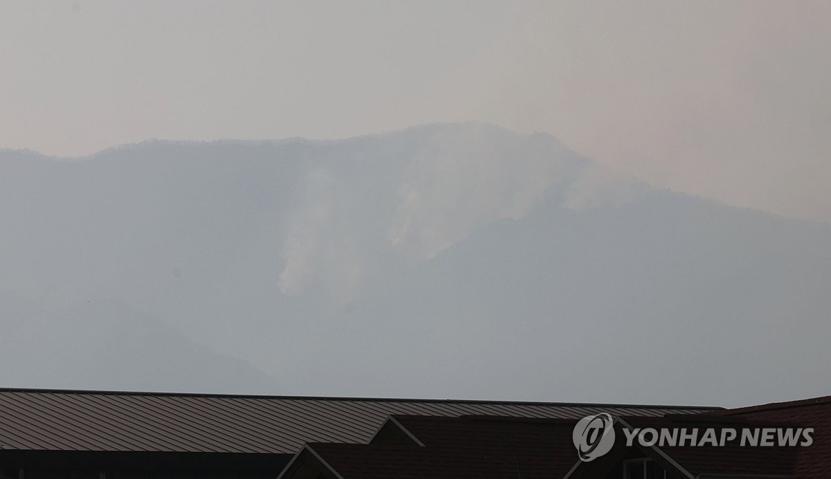 산청 산불 엿새째…지리산국립공원으로 확산하는 연기 | 연합뉴스