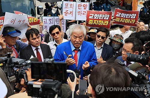 地裁乱入事件で捜索受けた牧師