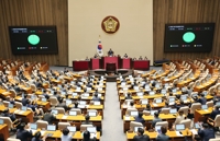 방송법, 與주도로 국회 통과…野 "입법독주" 반발 속 대치격화
